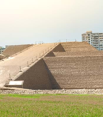 Huacas Pucllana and Huallamarca, ancient residents of the ci