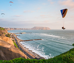 Parapente en Lima, vuelo sobre la playa y la ciudad