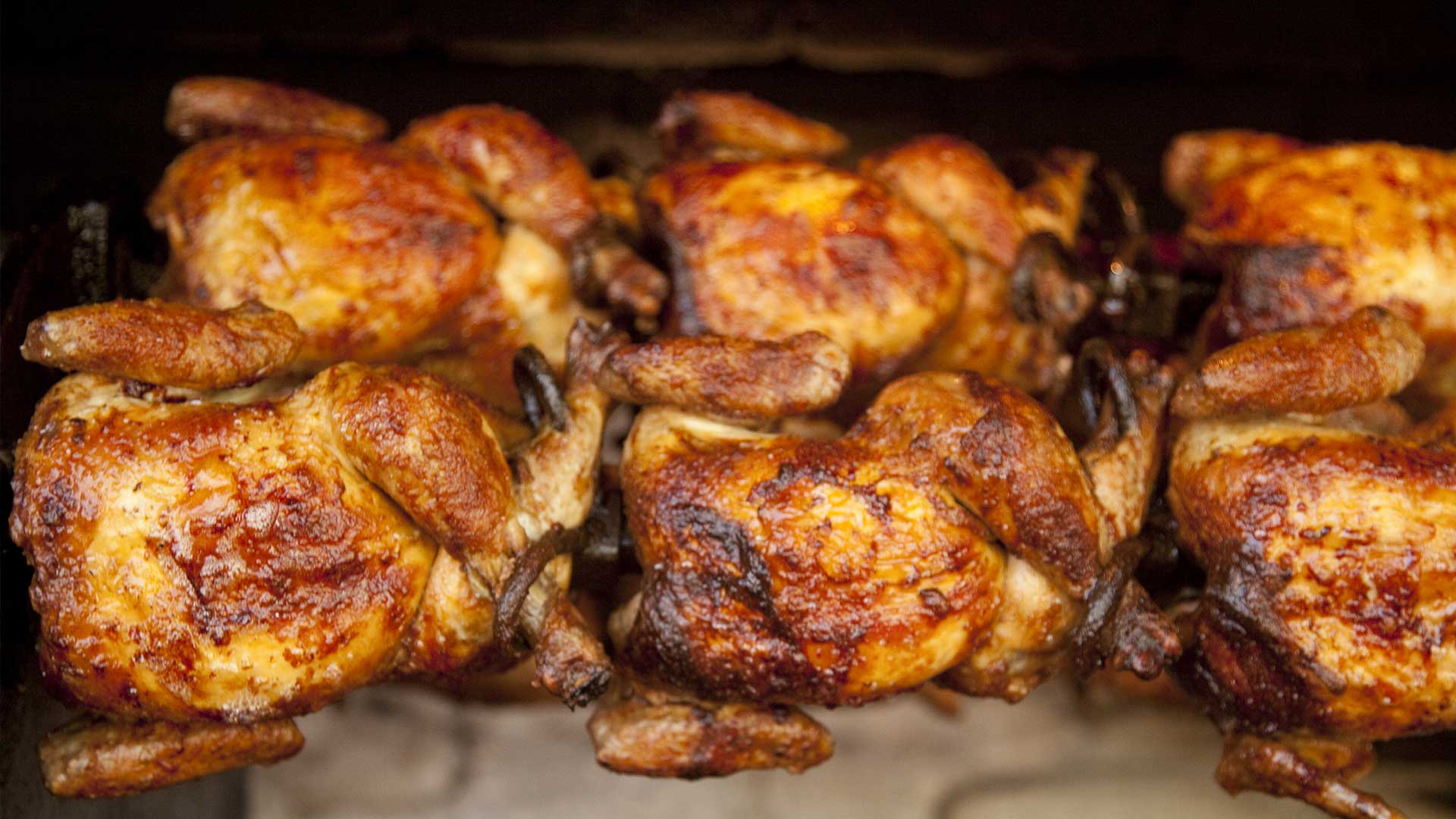 Delicioso! Esta é a história e receita do Pollo a la Brasa - Frango ...