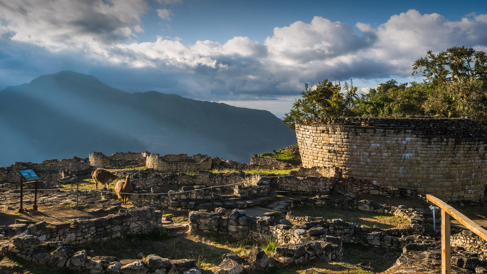 The Kuélap Fortress and Gocta Waterfall receive the Safe Travels stamp
